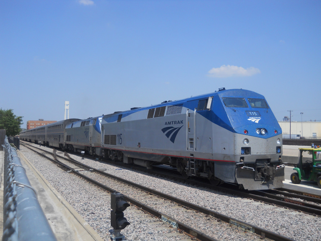 AMTK 115 AMTK 177 29Aug2010 being serviced in the station (ITC)